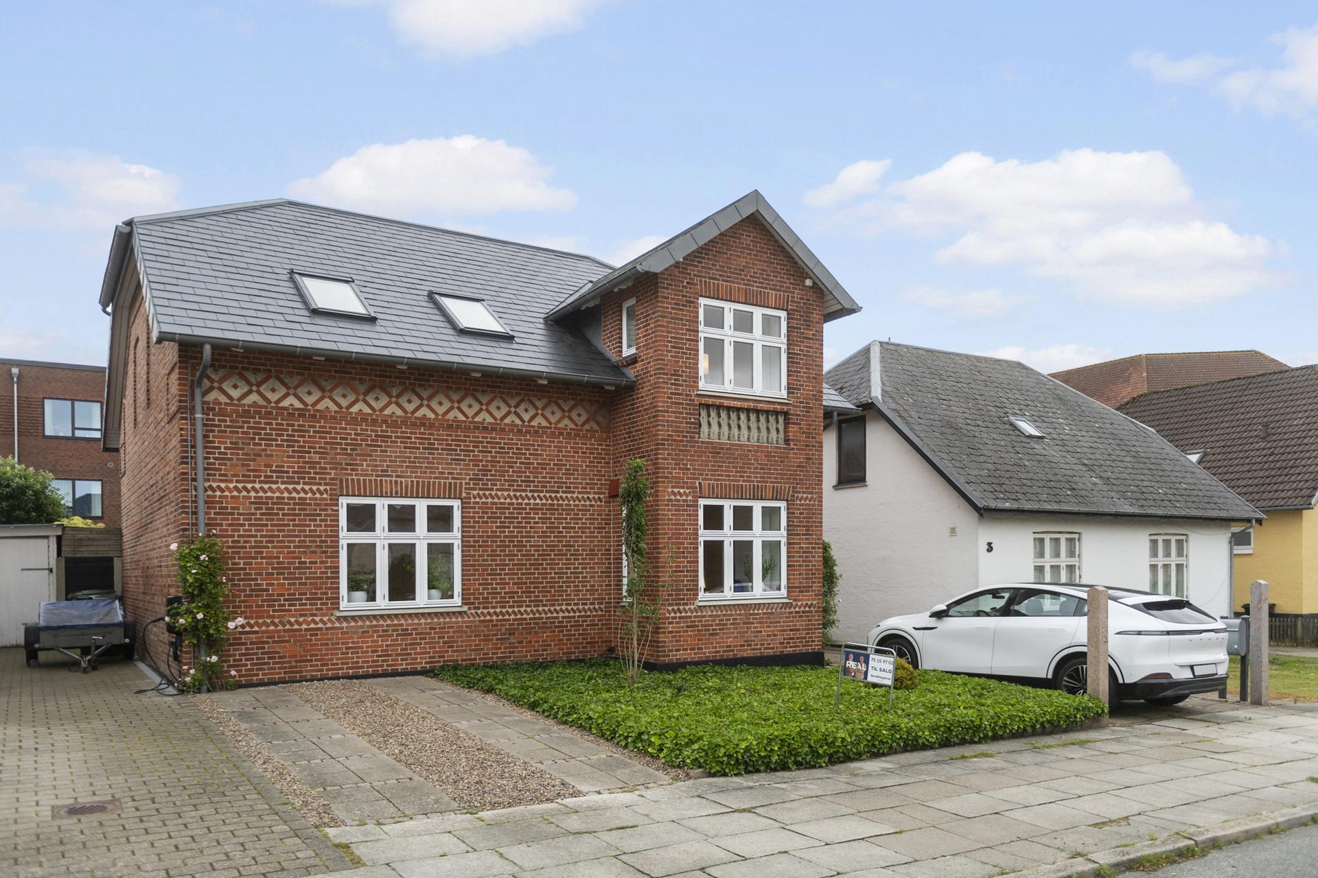 725370 Lyngbyes Alle 5 - Unik gennemrenoveret villa i Digterkvarteret ...